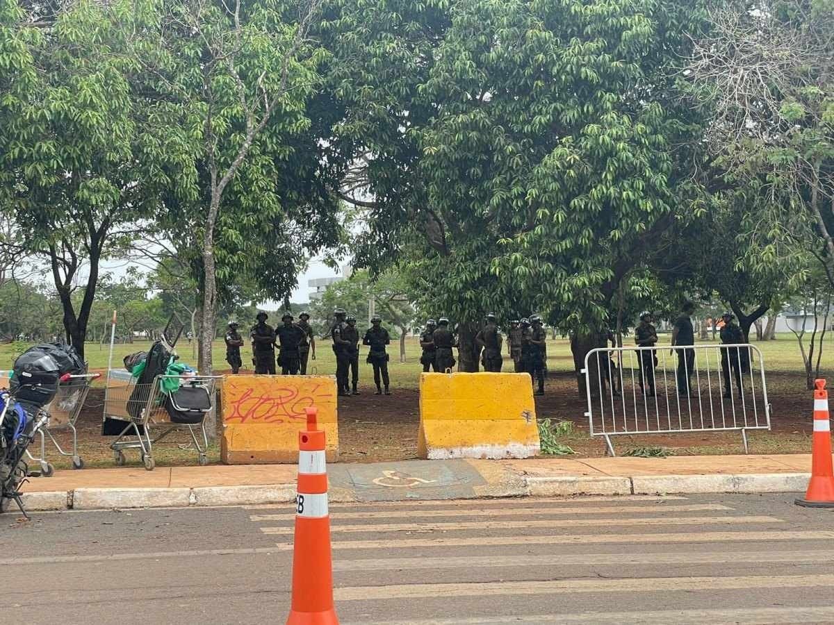 Barracas de vendas em protesto no QG do exército são retiradas