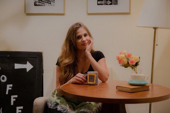 Laura Rizzotto lança clipe inspirado na série 'Friends'