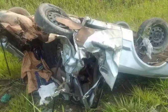 Carreta 'passa por cima' de carro e motorista sobrevive