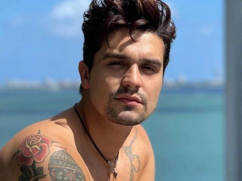Luan Santana Luan Santana Faz Campanha E Autografa Violão Para Ajudar