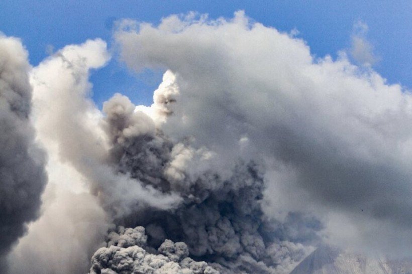 Indonésia: vulcão Merapi entra em erupção e turismo é suspenso; veja fotos
