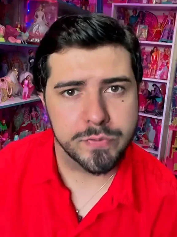 Apaixonado pela boneca, colecionador de Barbie sofreu bullying