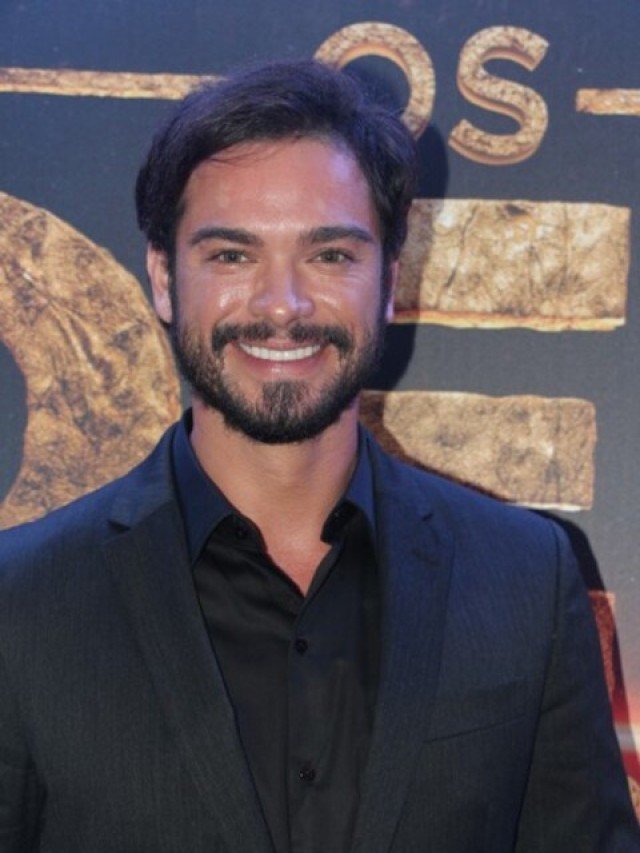 Ator famoso surta, cai de hotel e mãe revela motivo