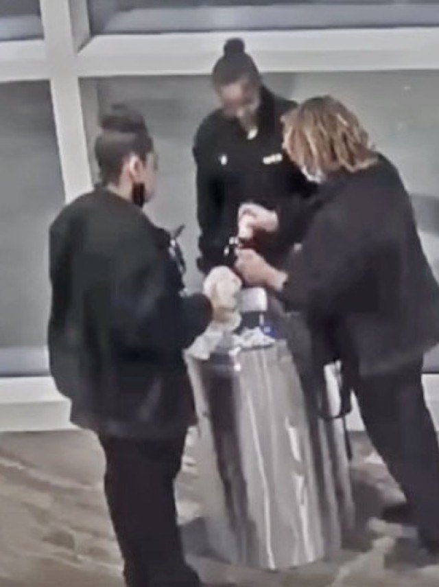 Pra quem não viu: Funcionários riem ao jogar pertences de passageiro no ...