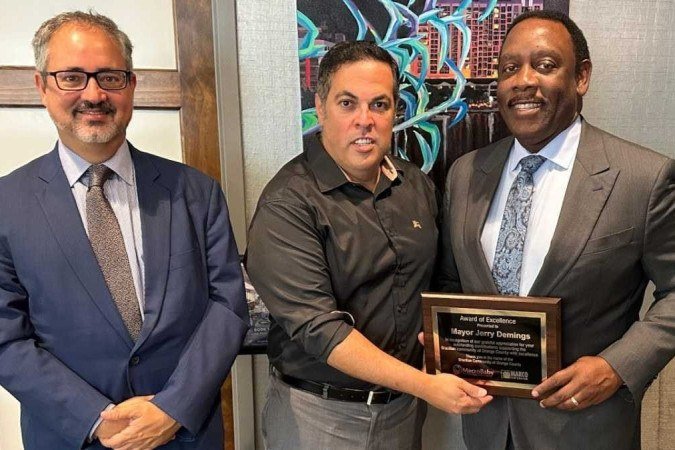 Querido por famosos, brasileiro Richard Harary promove encontro de ...