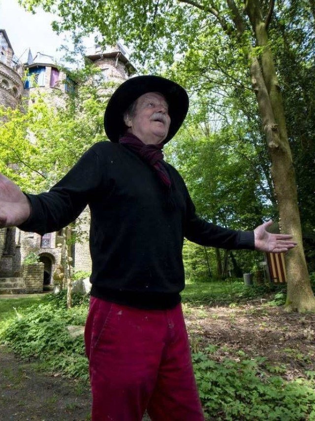 O holandês que construiu um castelo no jardim