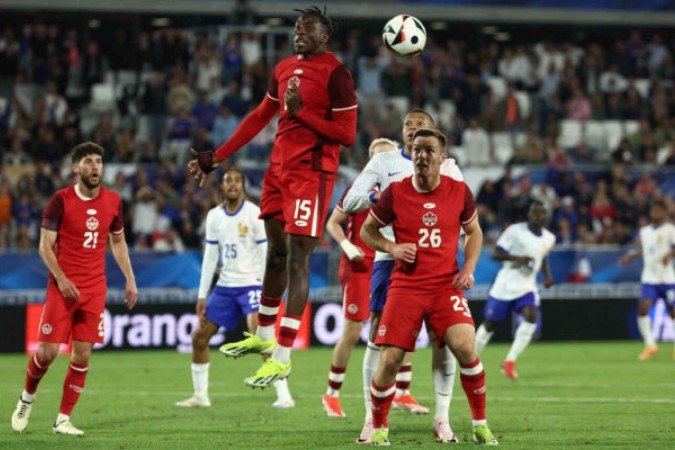 Veja o que planeja Textor para contar com o zagueiro Moïse Bombito no ...