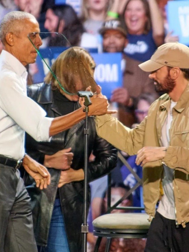 Barack Obama sobe no palco de comício e canta versos de rap ao lado de ...