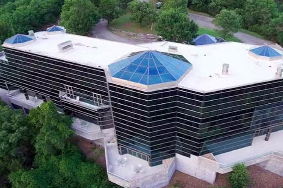 'Mansão mais feia do mundo' foi construída nos anos 1990 e está ...