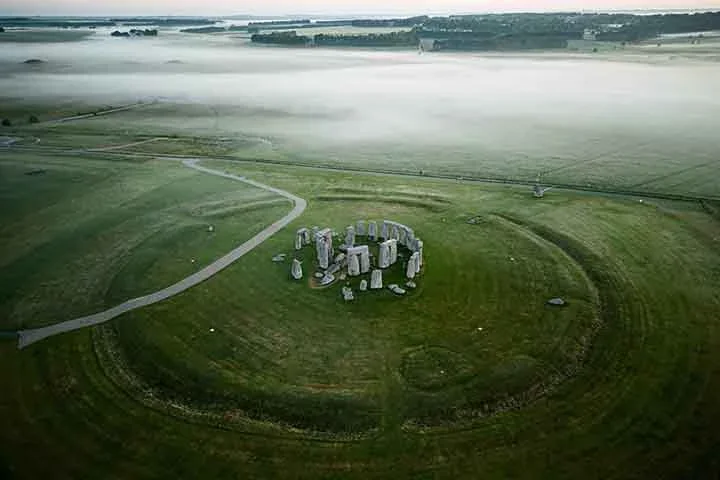 Como pode? Estudo revela que pedra de Stonehenge foi carregada por 700 ...