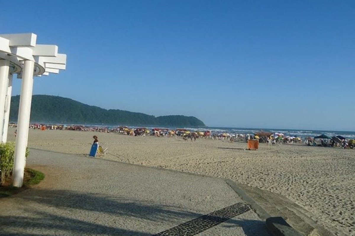 Ação da Havaianas coloca 'chuveirão' de chinelo gigante em praia de SP