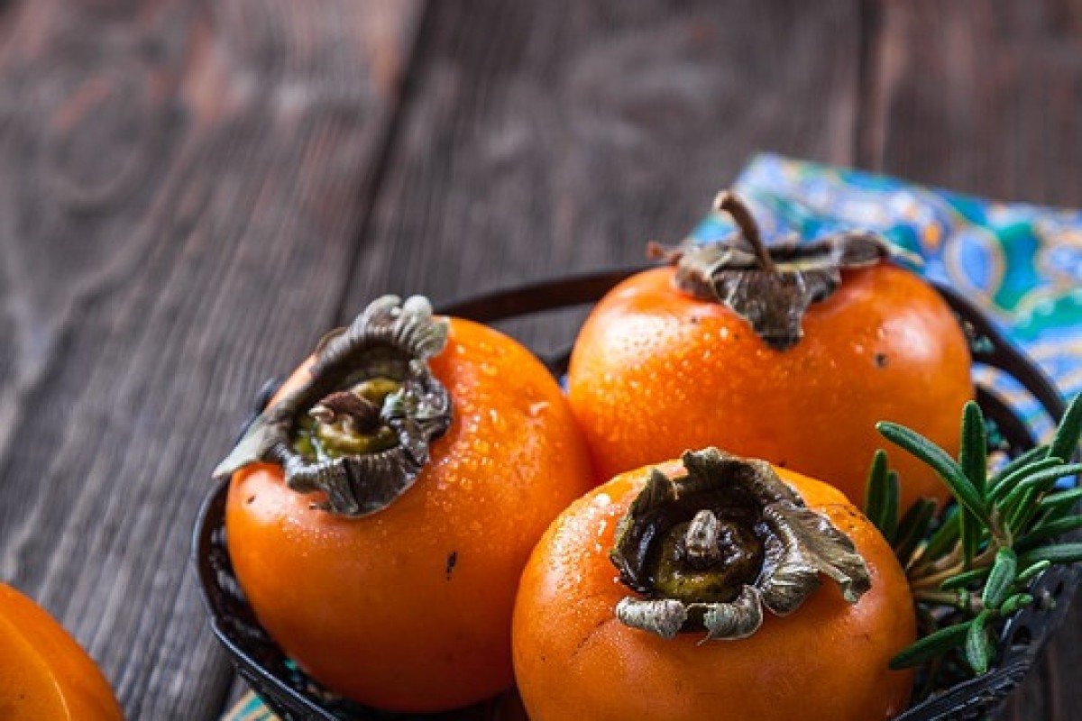 Fruta tropical e com açúcar natural: os tipos e benefícios do caqui