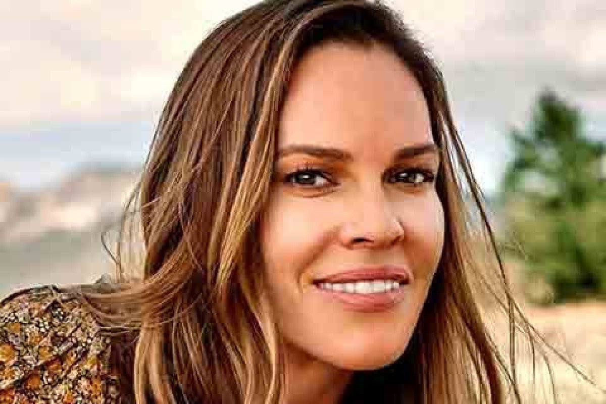 Hilary Swank faz 51 anos e está fora de Cobra Kai: saiba o que houve