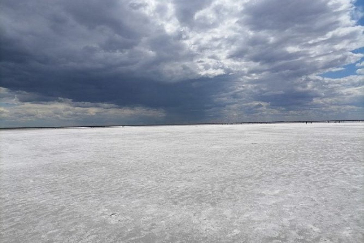 Sibéria: trem sobre lago rosa fascina turistas na Rússia