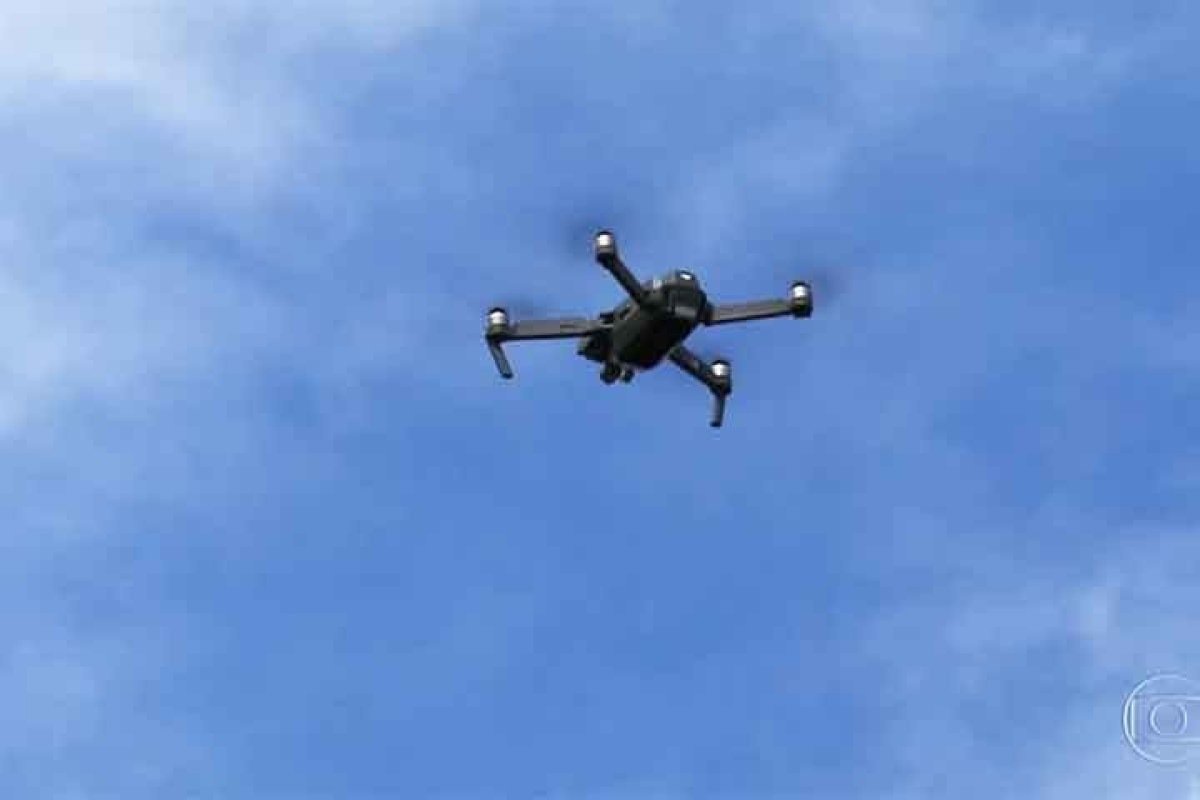 Sem privacidade: moradora dá de cara com drone voando dentro de casa