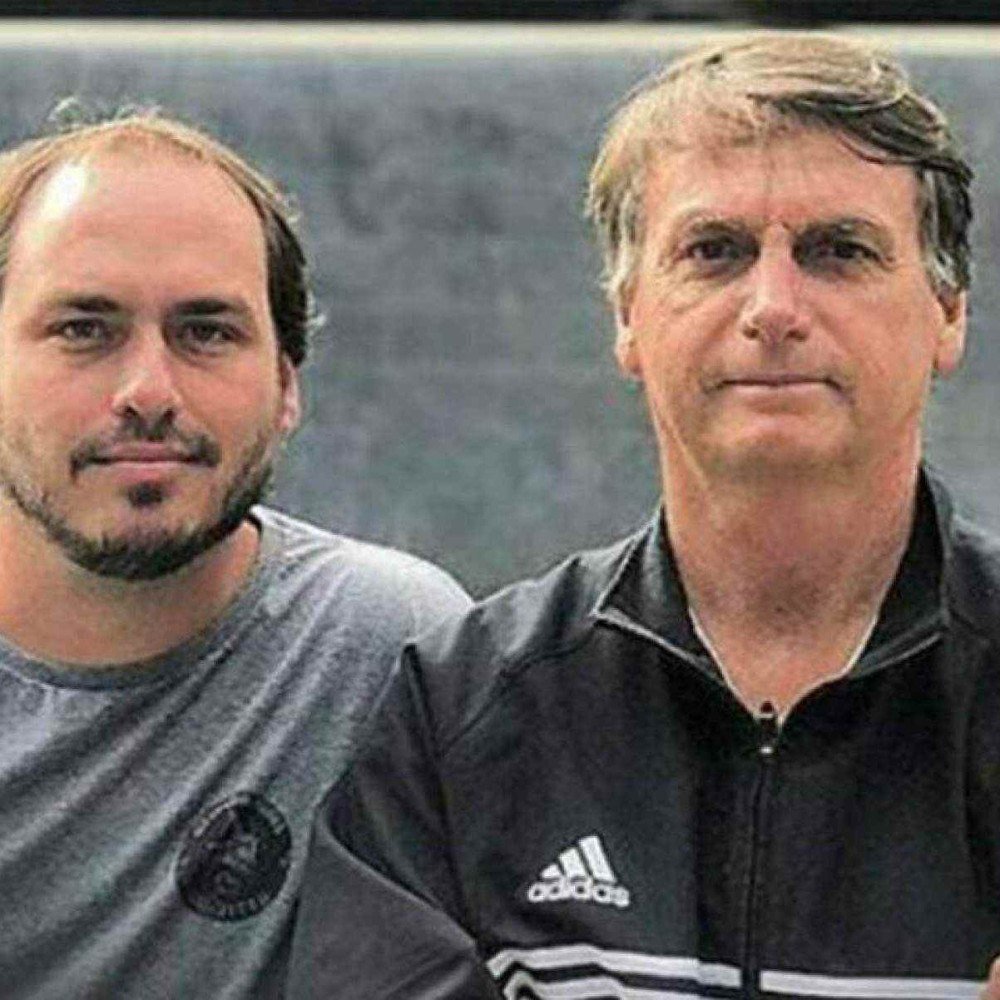 Carlos faz pedido após visita a Bolsonaro: 'Só assim para ele ficar de pé'