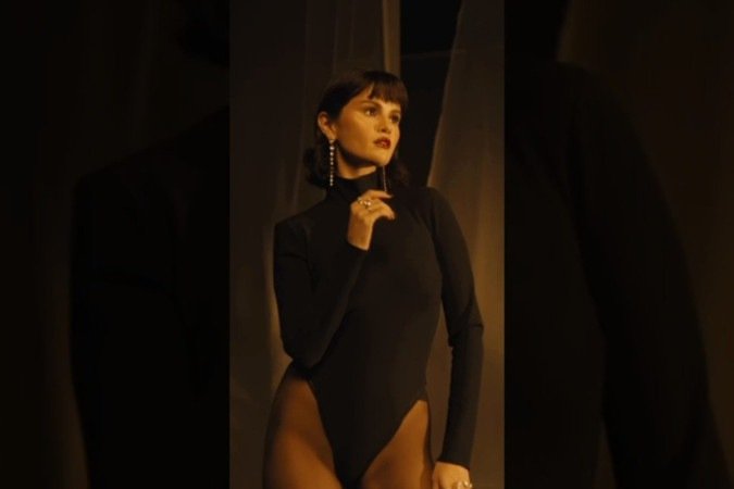 Selena Gomez revive era “Revival” em novo clipe “In The Dark”