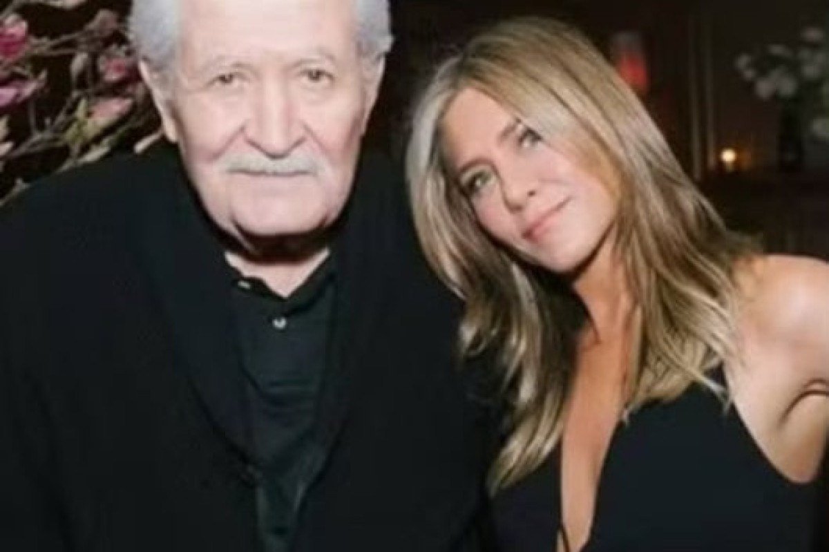 Jennifer Aniston revela que pai a desencorajou a seguir carreira como atriz