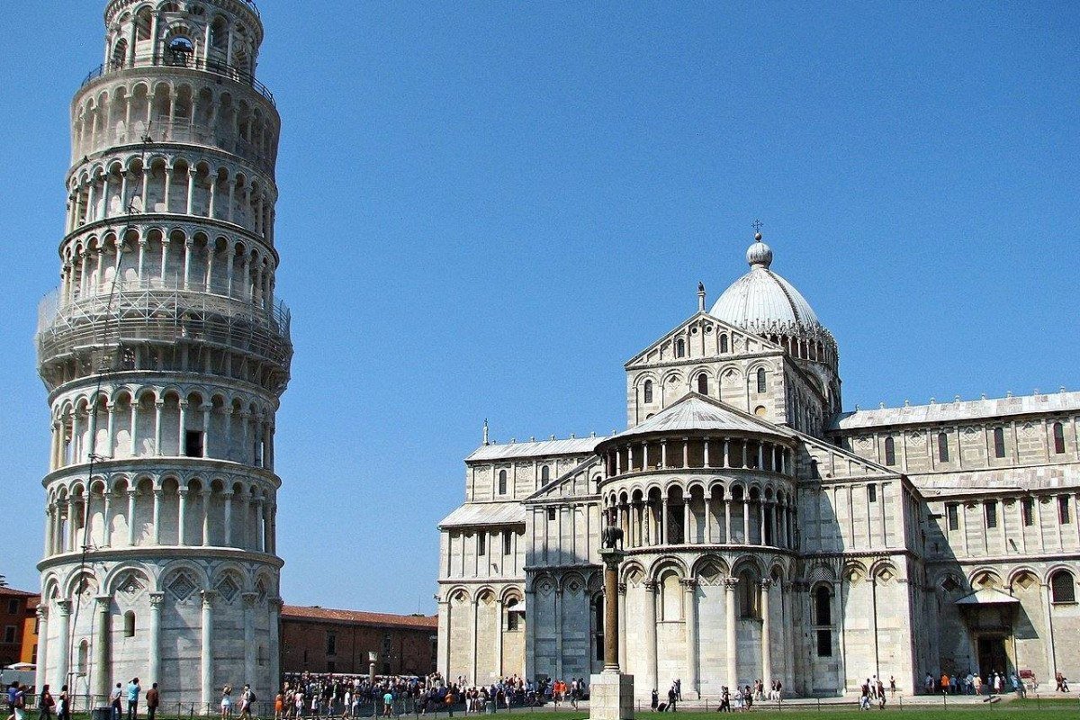 Entenda por que a famosa Torre de Pisa, mesmo inclinada, é segura