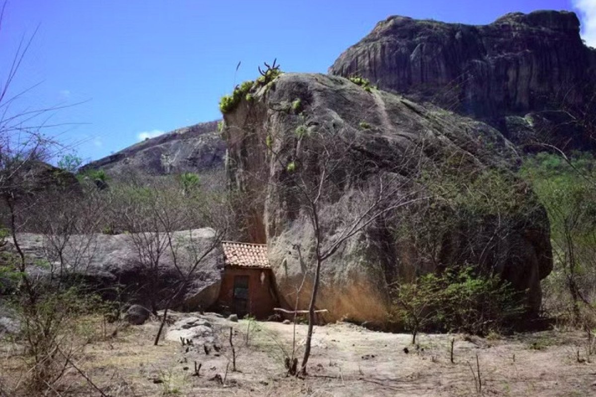 Casa minúscula espremida entre rochas atrai a atenção no sertão cearense
