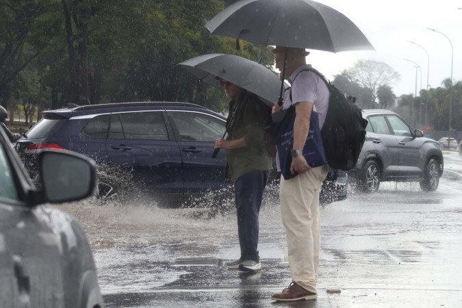 Fim de semana começa com tempo ameno e chuva em vários pontos do DF
