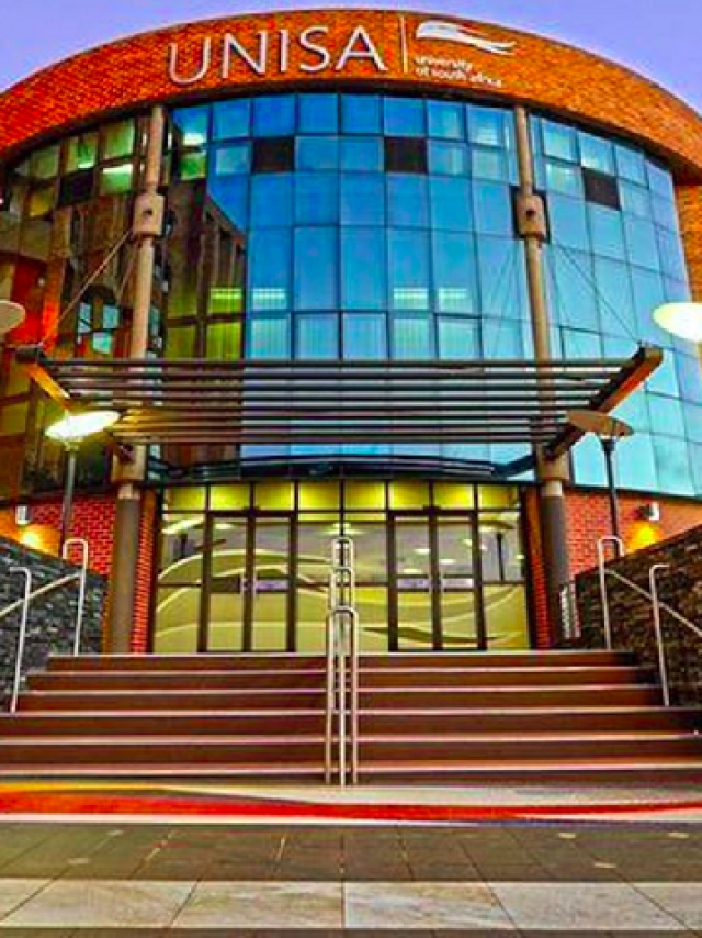 Universidade expulsa alunos flagrados nus em jogo de vôlei