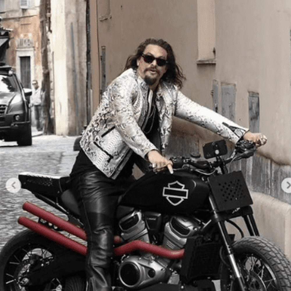 Jason Momoa em moto poderosa: Veja famosos sobre 2 rodas!