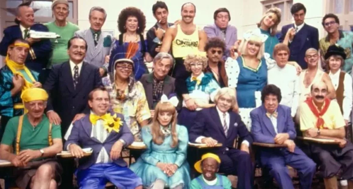 Compare: Alunos da antiga e da nova Escolinha do Professor Raimundo